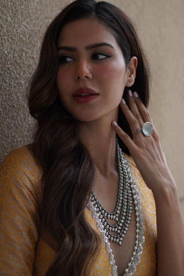 Sangeeta Boochra - Sonam Bajwa in Ring - Elahe