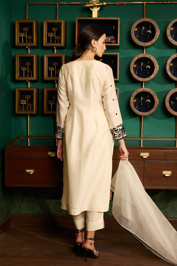 Meesa - Off-white Embroidered Kurta Set - Elahe
